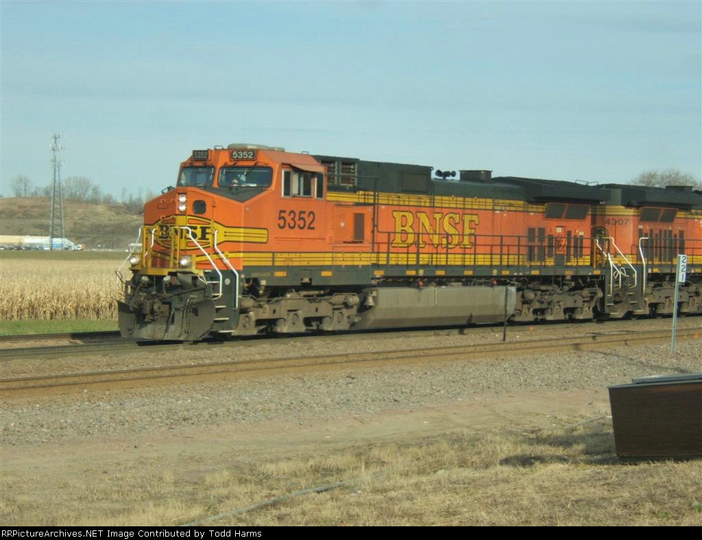 BNSF 5352